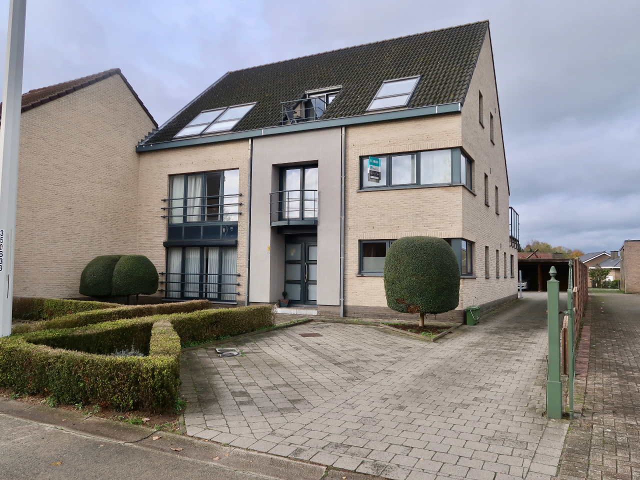 Appartement op 1ste verdieping met 2 slaapkamers, terras en carport.